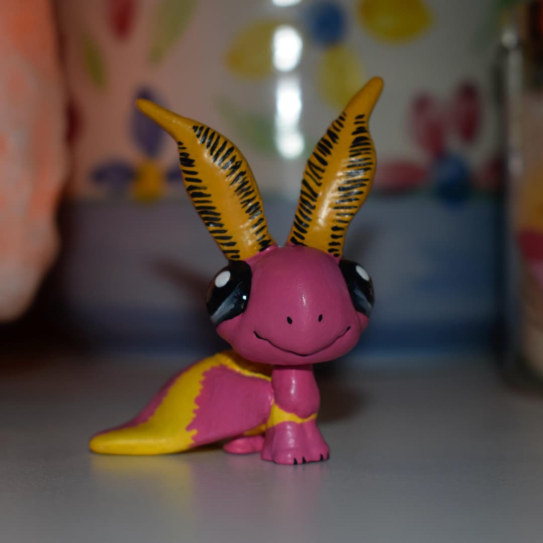 Ooak Lps Custom - Hand Painted Rosy Maple Moth - Etsy