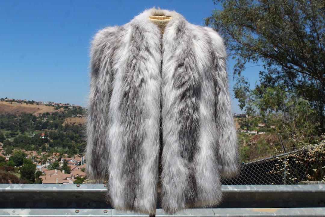 UNIQUE 70s White Casper Faux Fur Coat W Silver Faux Fur Accents Large ...