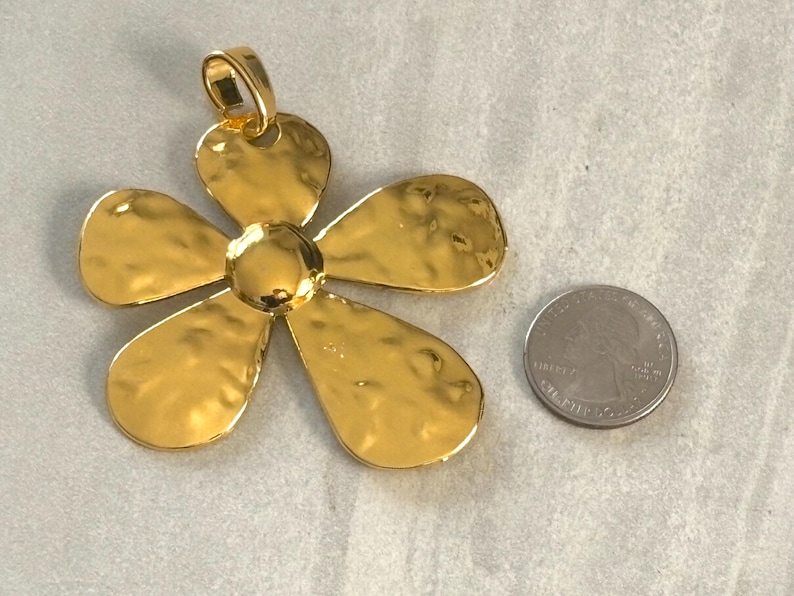1 Extra Large Shiny Gold Flower Pendant - Daisy - Antique Style ...