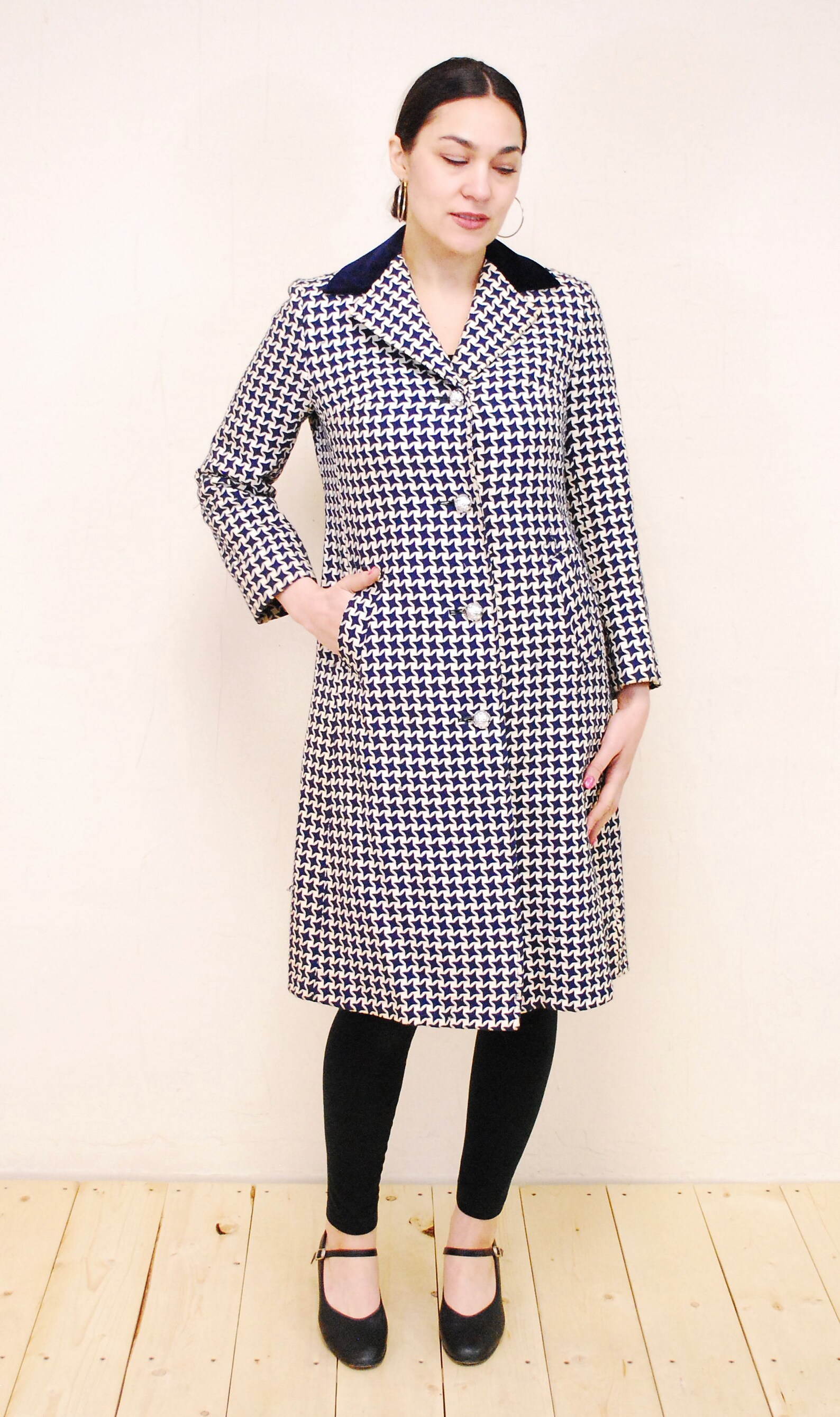 Gabardina de primavera AQUASCUTUM Houndstooth azul marino de 1970 con ...