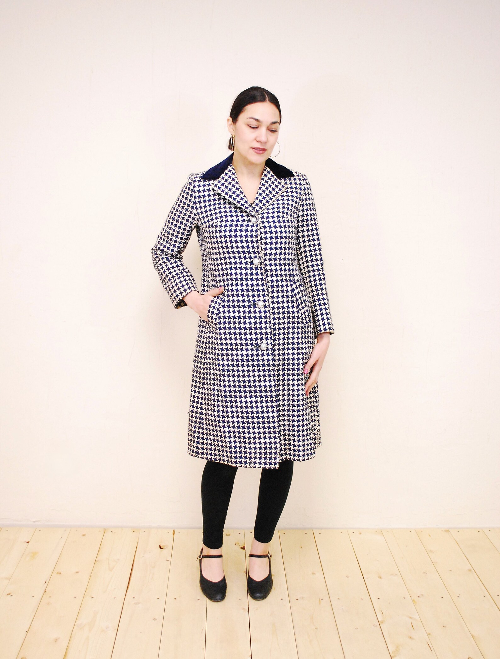 Gabardina de primavera AQUASCUTUM Houndstooth azul marino de 1970 con ...