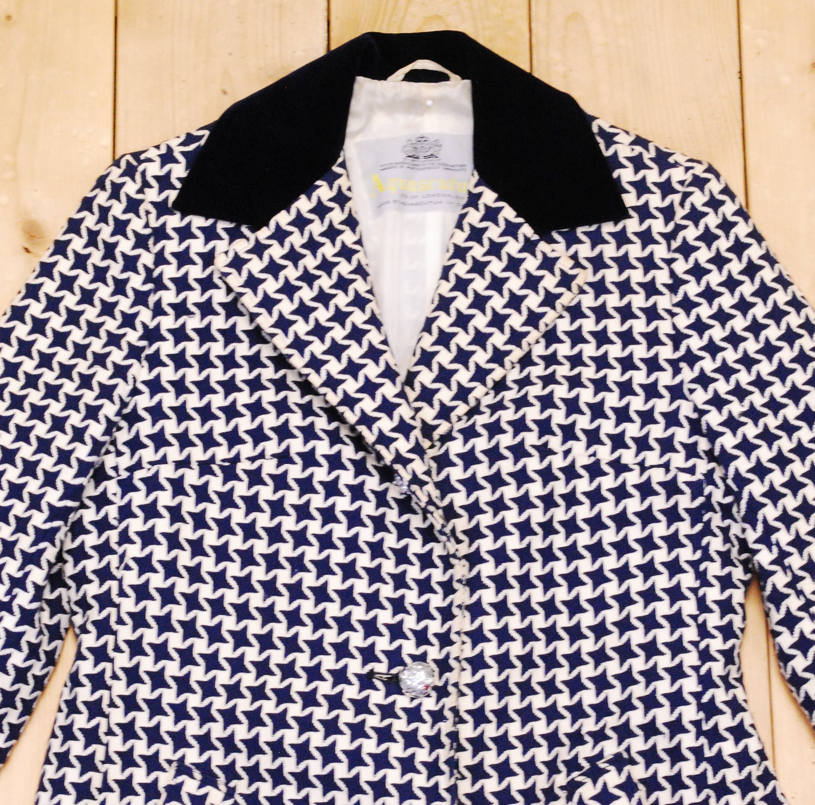 Gabardina de primavera AQUASCUTUM Houndstooth azul marino de 1970 con ...