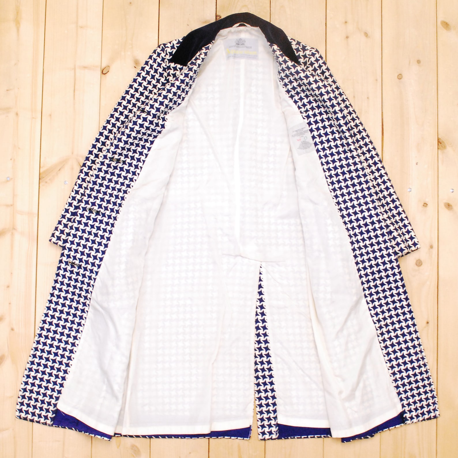 Gabardina de primavera AQUASCUTUM Houndstooth azul marino de 1970 con ...