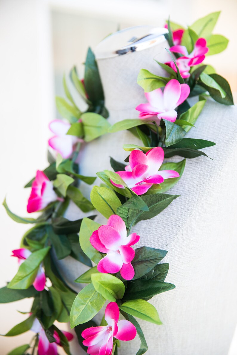 Tea Leaf & Pink Flower Lei - Etsy