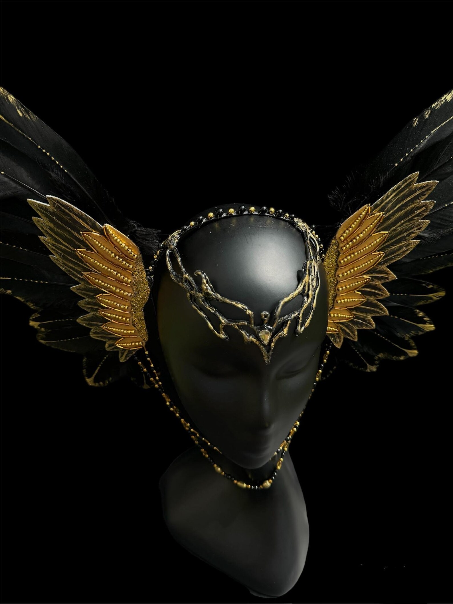 Elegante tocado de plumas de oro negro con cadena, cuentas, alas negras ...