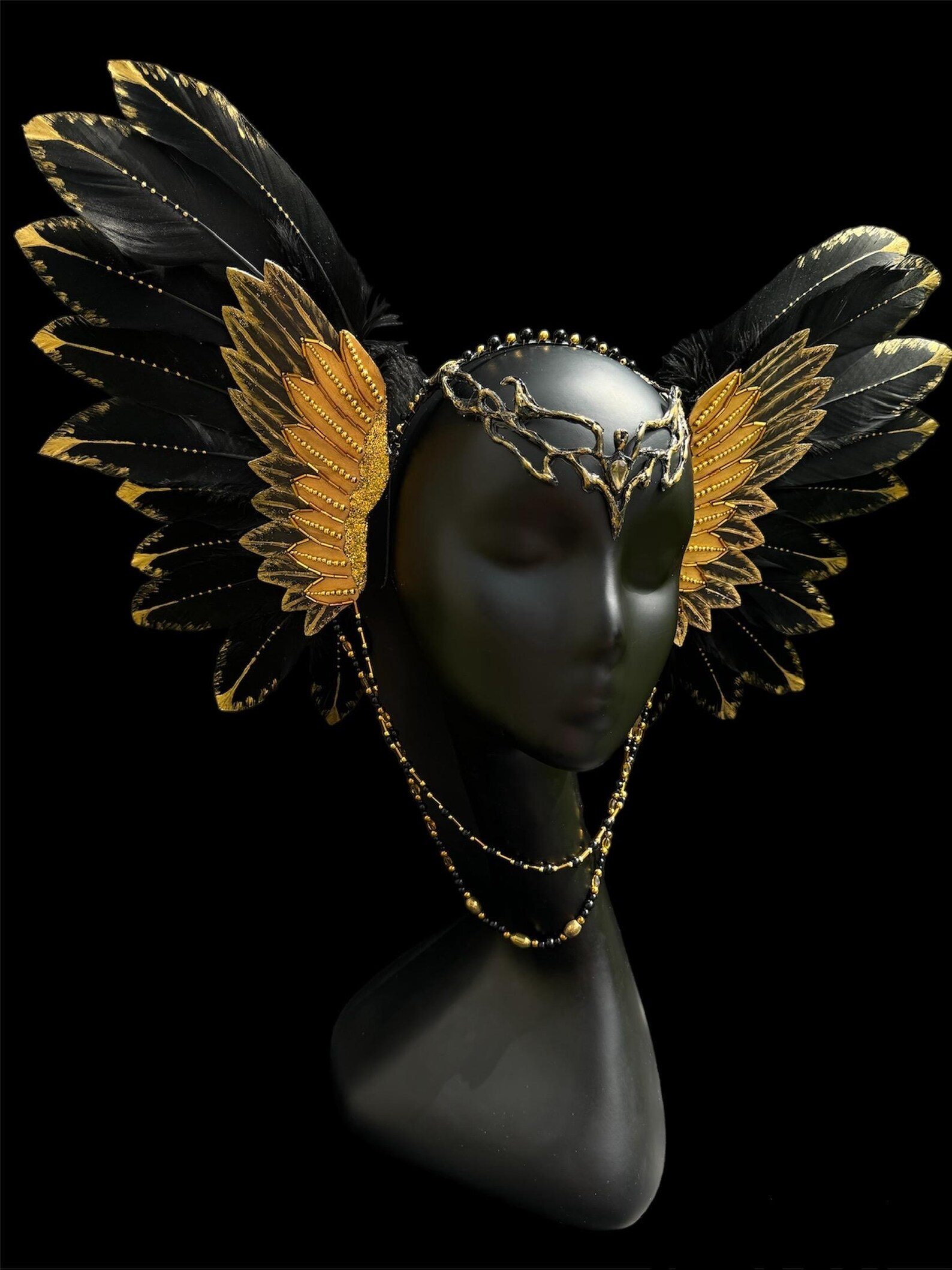 Elegante tocado de plumas de oro negro con cadena, cuentas, alas negras ...
