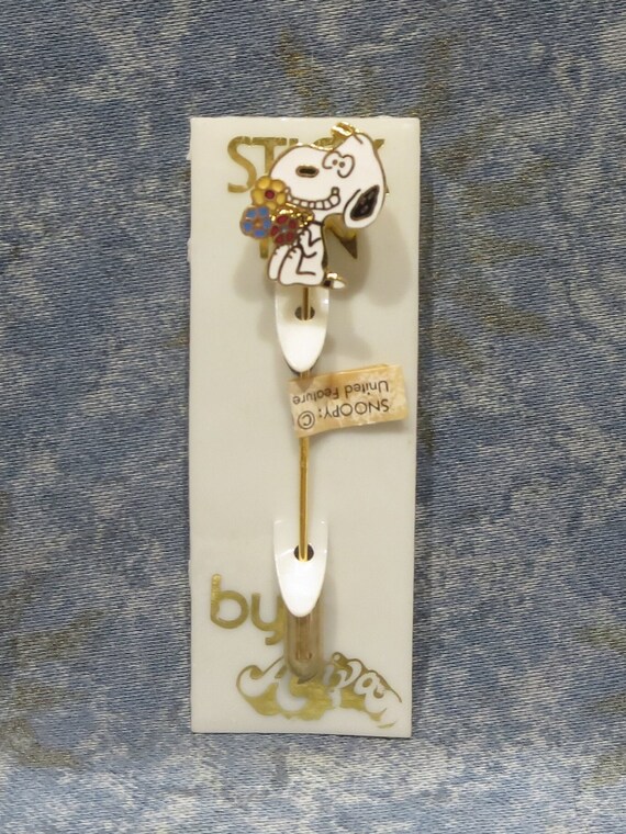 Snoopy Holding Flowers Enamel Stick Pin By Aviva - Gem