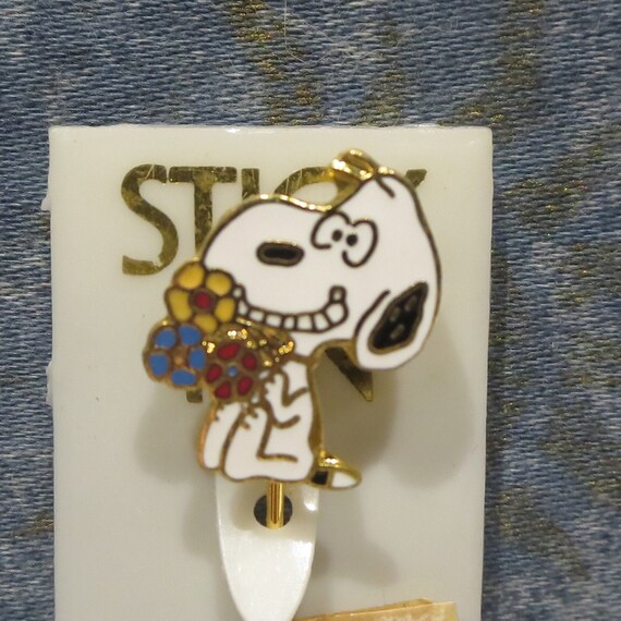 Snoopy Holding Flowers Enamel Stick Pin By Aviva - Gem