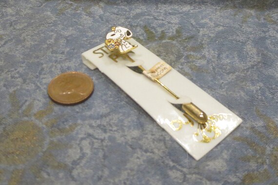 Snoopy Holding Flowers Enamel Stick Pin By Aviva - Gem