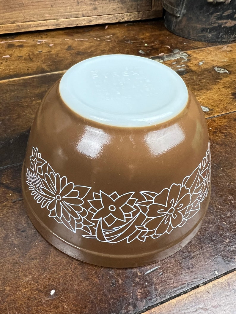 Pyrex WOODLAND Brown Mixing Bowl White Floral Design 401 Nesting Batter ...