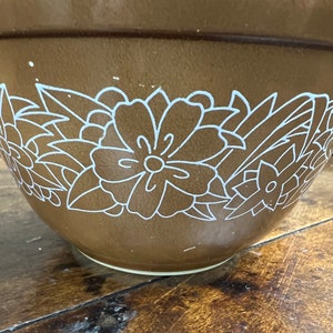Pyrex WOODLAND Brown Mixing Bowl White Floral Design 401 Nesting Batter ...
