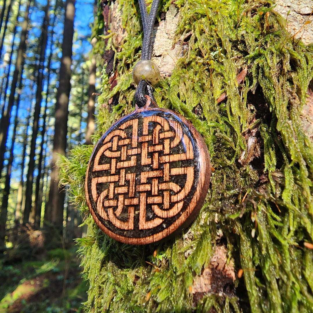 Dara Knot With Peridot - Wood Pendant - Necklace - Etsy