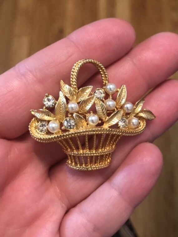 vintage gold tone basket - Gem