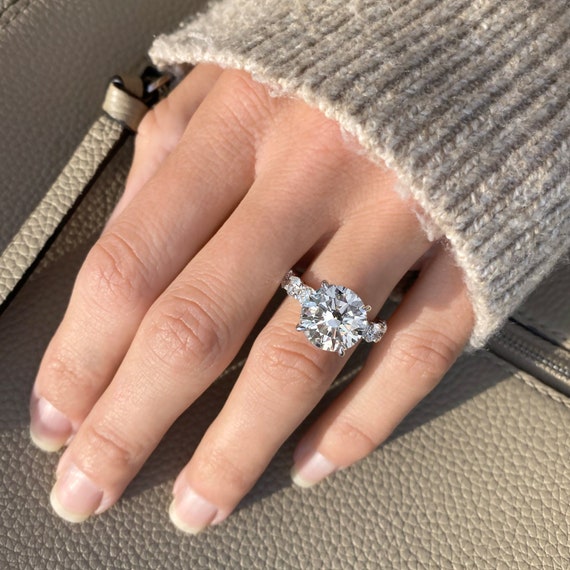 Round Cut Diamond On Hand