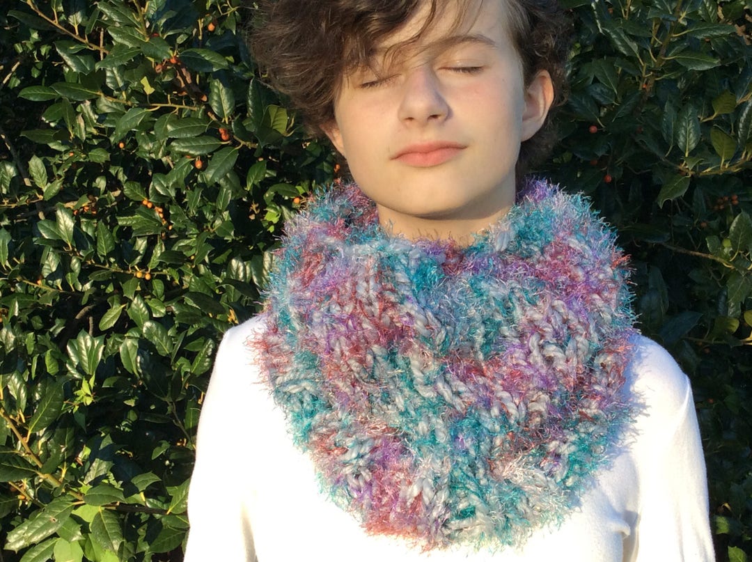 Capucha peluda: tan suave Gris pálido con pestañas coloridas Water ...