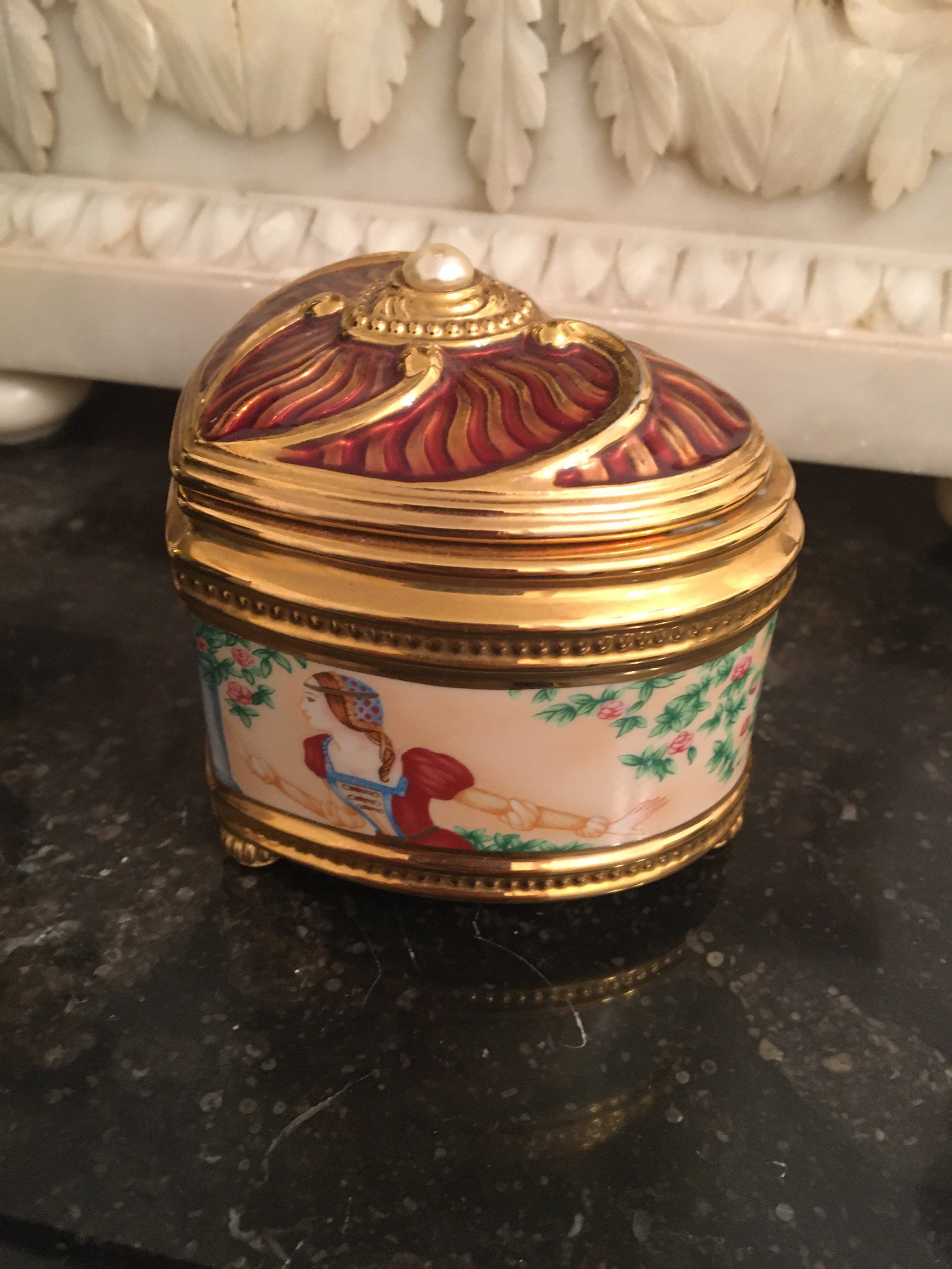 Vintage signed Russian Romeo and Juliet hand painted box - munimoro.gob.pe