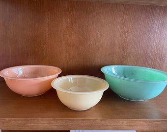 Vintage Pyrex Primary Color Mixing Bowls, Set of 4, Yellow, Green, Red ...