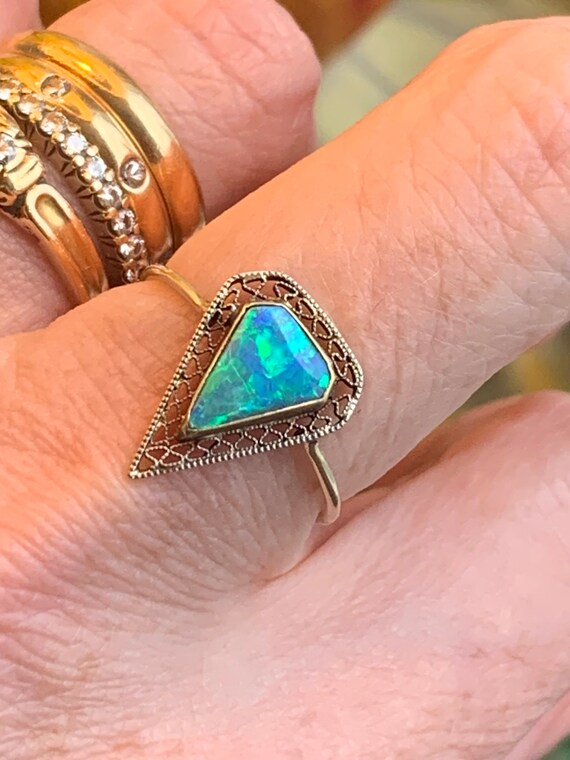Gorgeous Art Deco opal shield ring - Gem