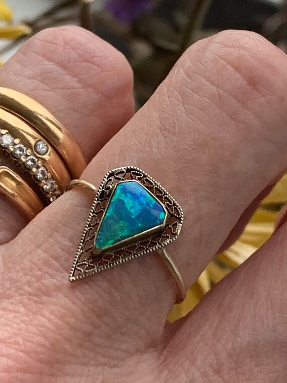 Gorgeous Art Deco opal shield ring - Gem