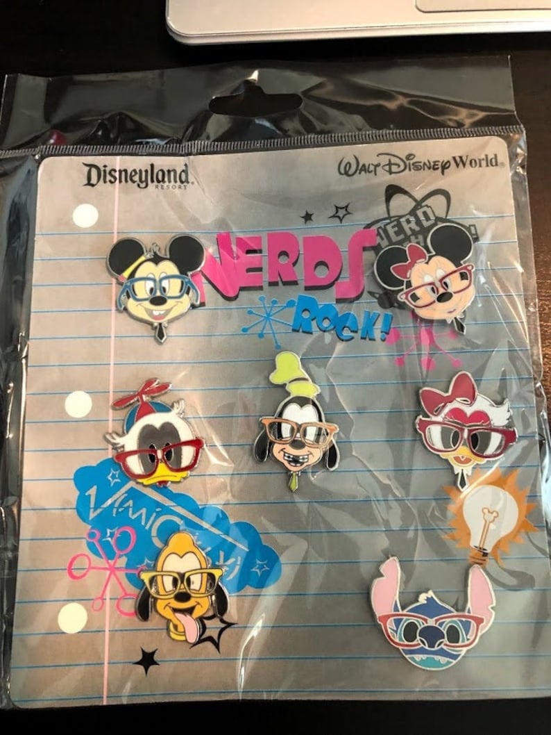 Disney Nerds Booster Set Mickey , Mini , Goofy, Daisy, Donald, Pluto ...
