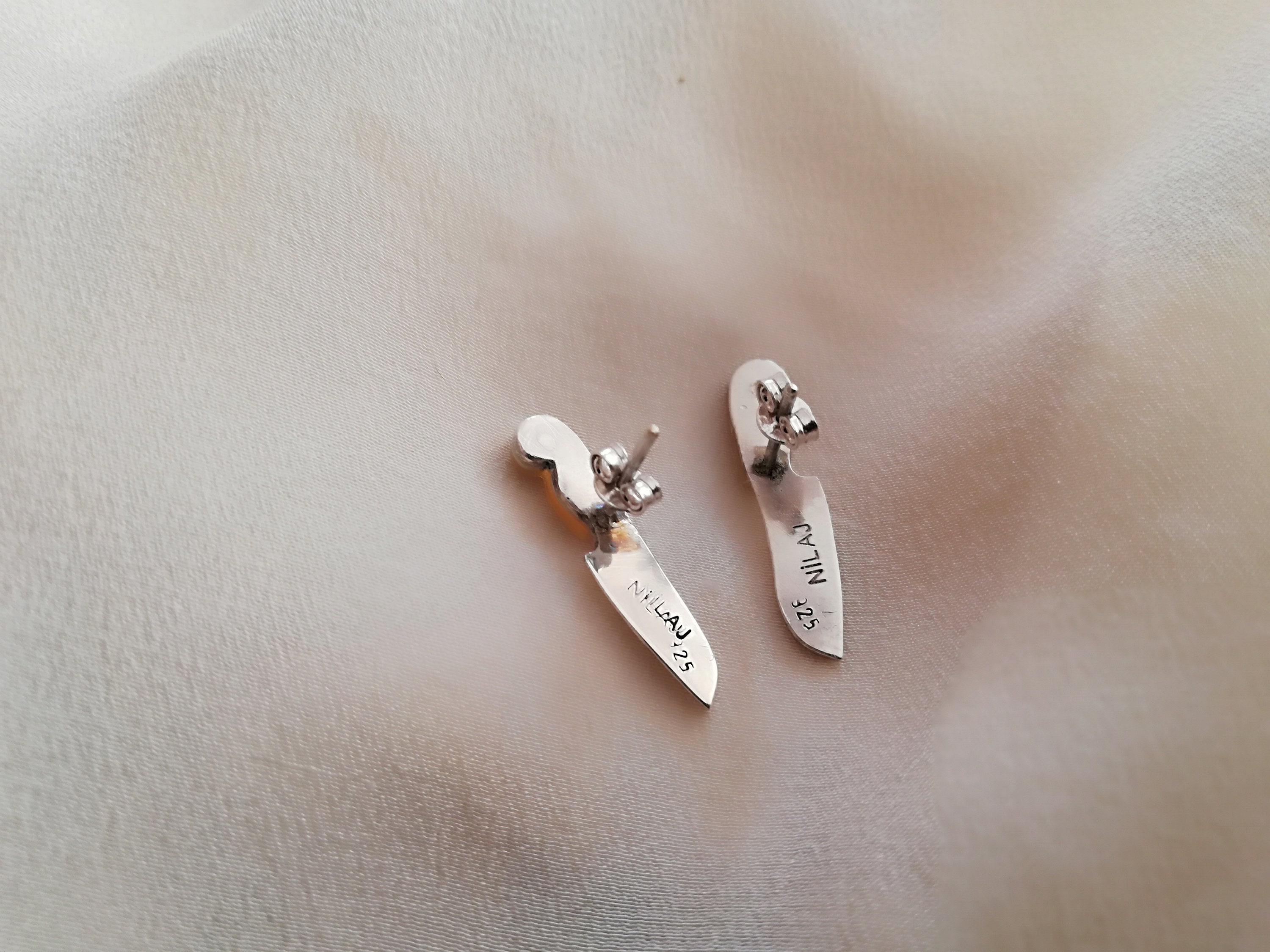 Pequeños pendientes de cuchillo de chef de plata de ley y cuerno ...