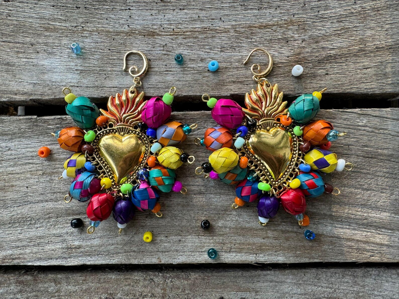 Aretes De Corazon Milagro Decorados Con Bolitas Multicolores De Palma ...