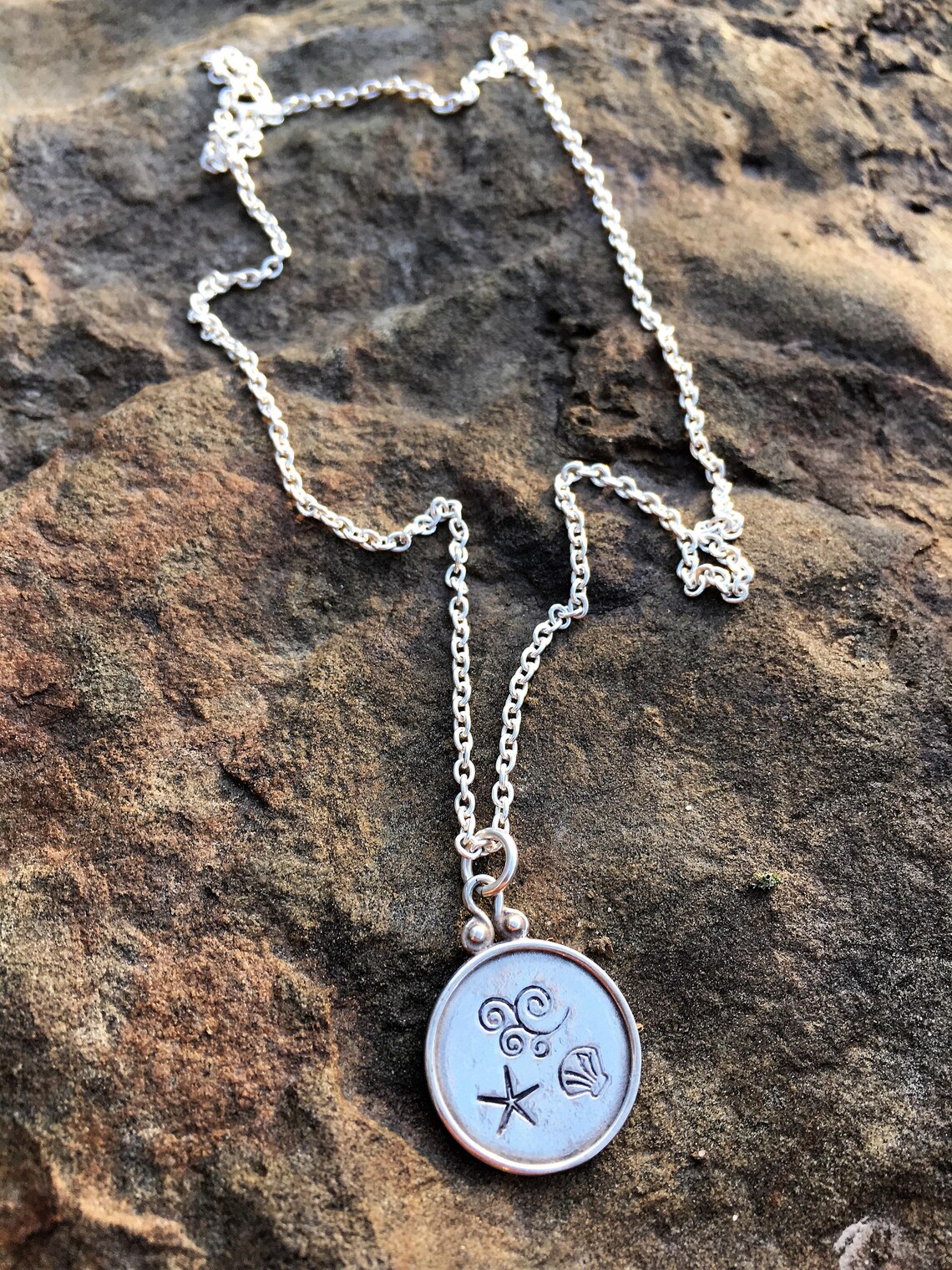 Collar colgante playero estampado a mano. Verano. Playa. Concha ...