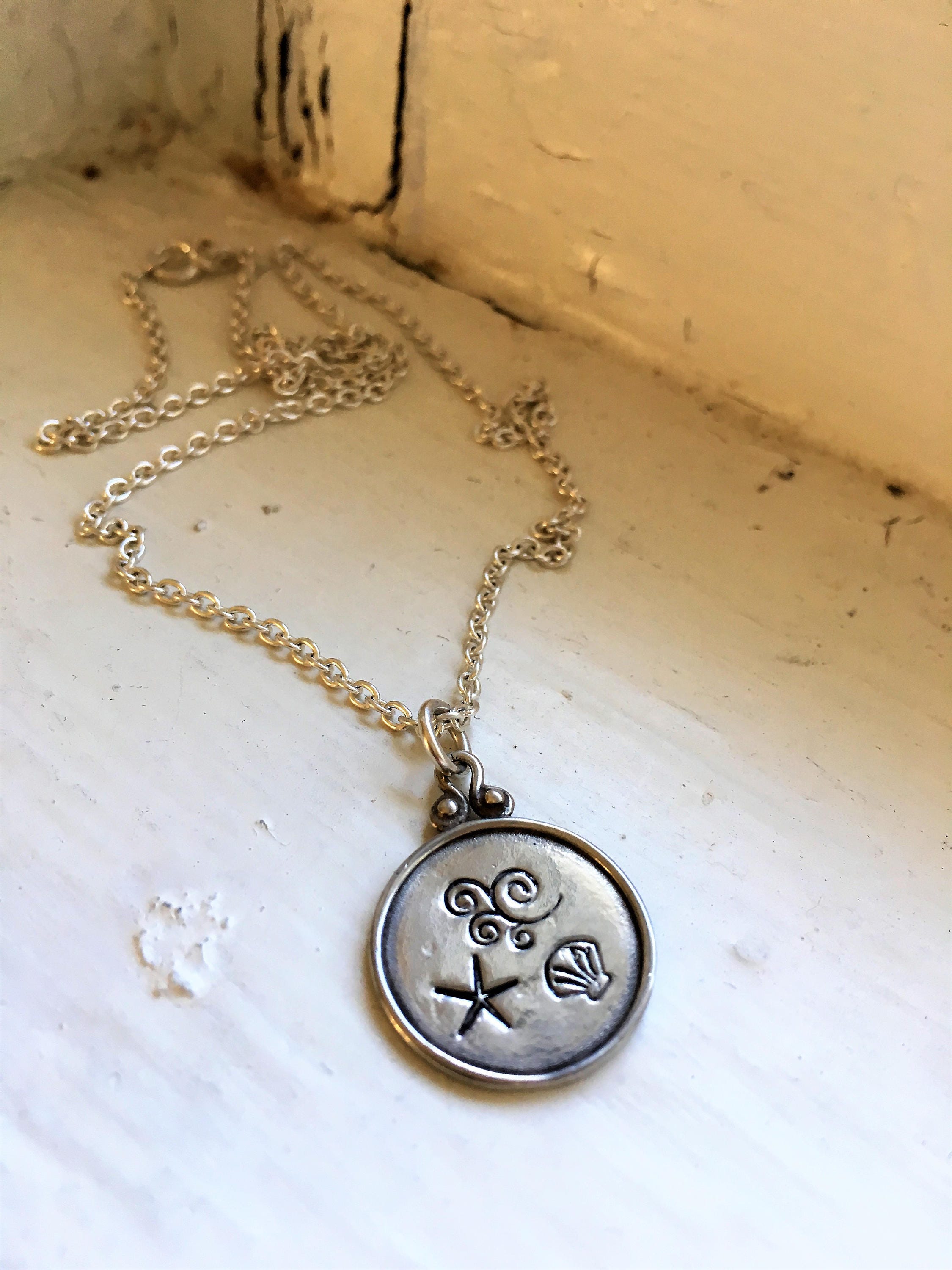 Collar colgante playero estampado a mano. Verano. Playa. Concha ...