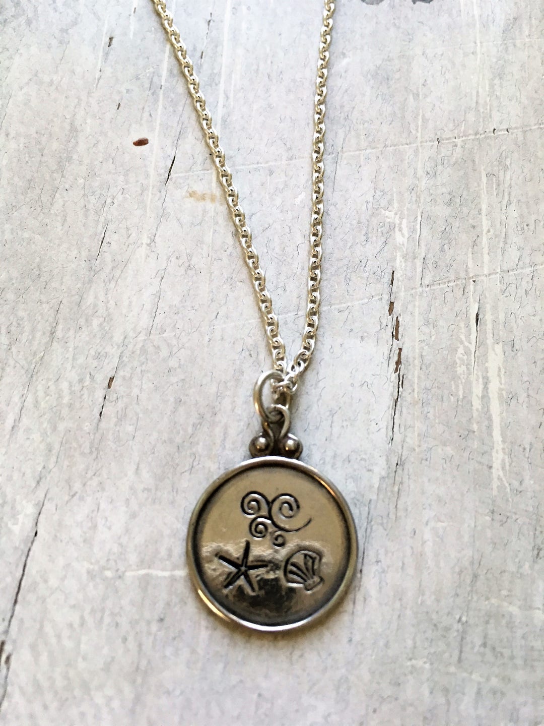 Collar colgante playero estampado a mano. Verano. Playa. Concha ...