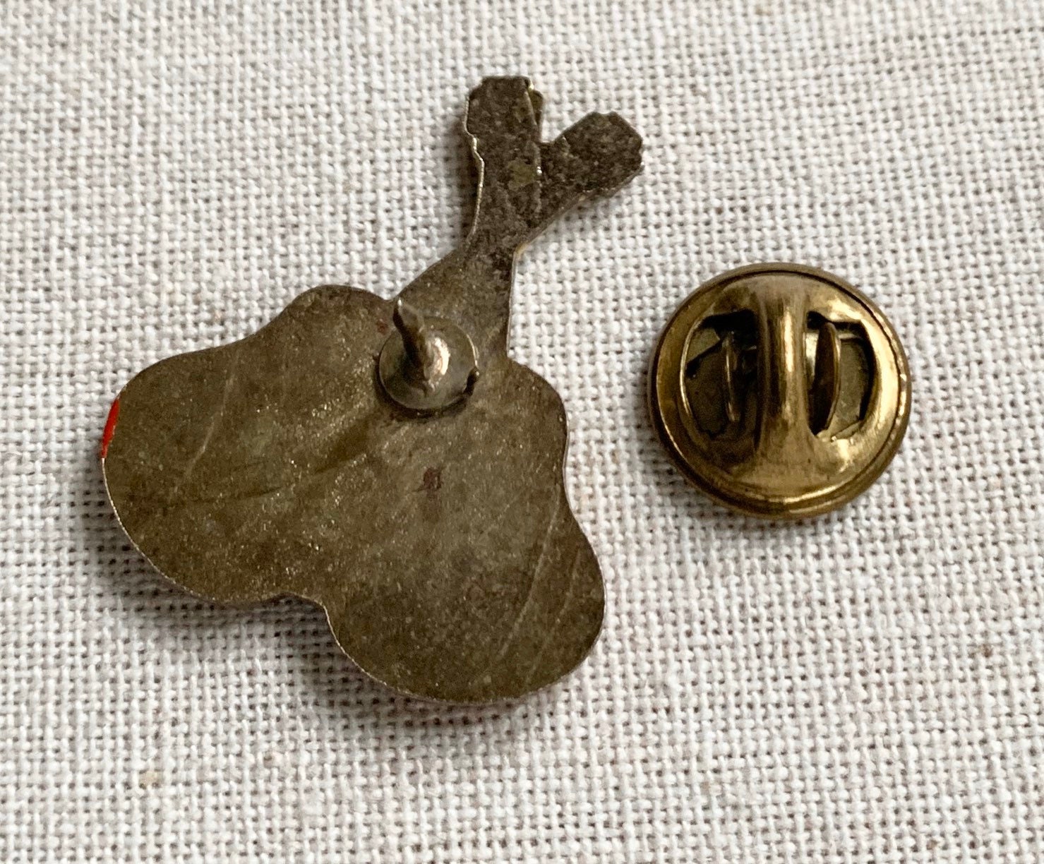 Vintage Willie Nelson Pin Red Crossed Guitars Rare Style Rock and Roll ...