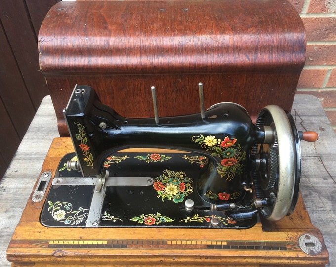 Old Vintage Antique Hand Crank Sewing Machine, Vintage Home Decor ...