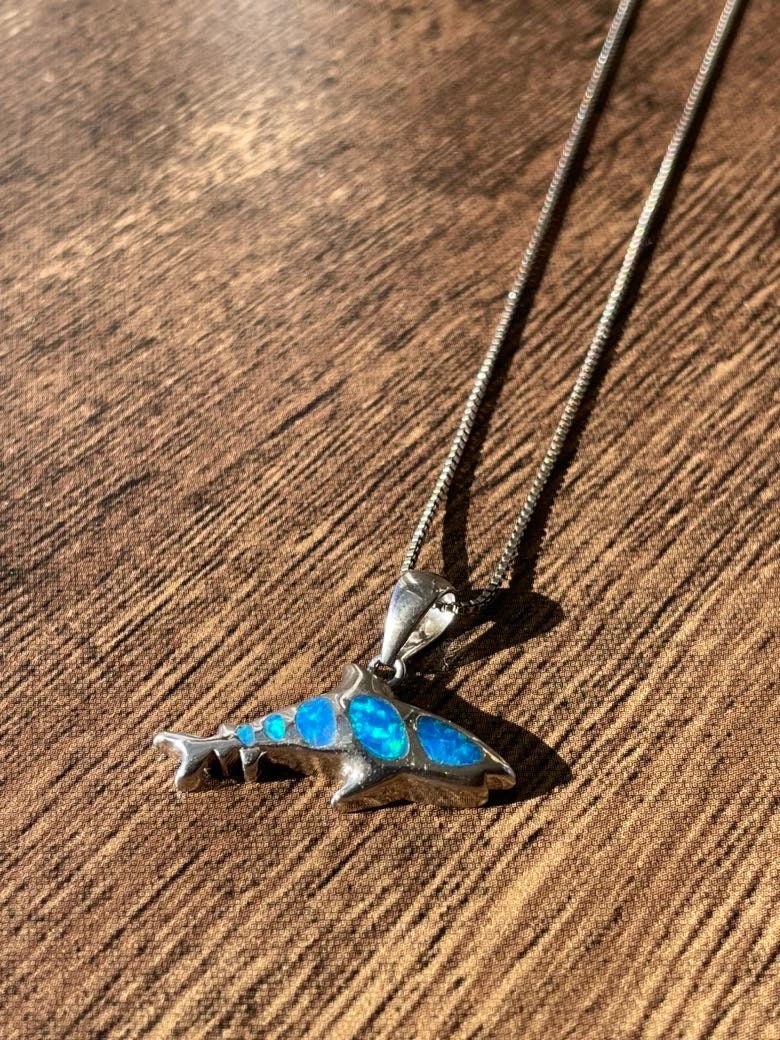 Shark necklace top that 2025