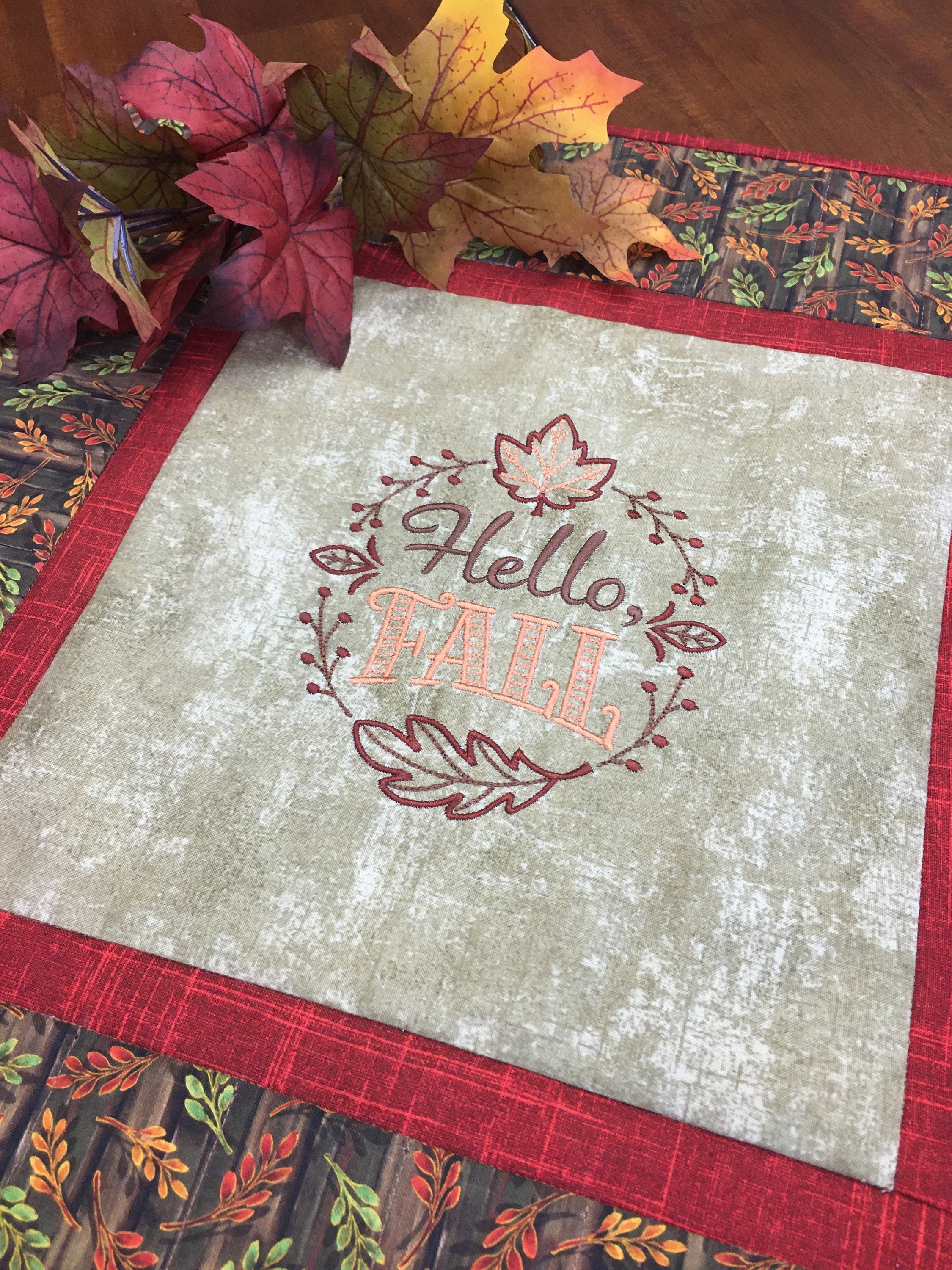 Square Quilted and Embroidered Fall Table Runner, Falling Leaves - Etsy.de