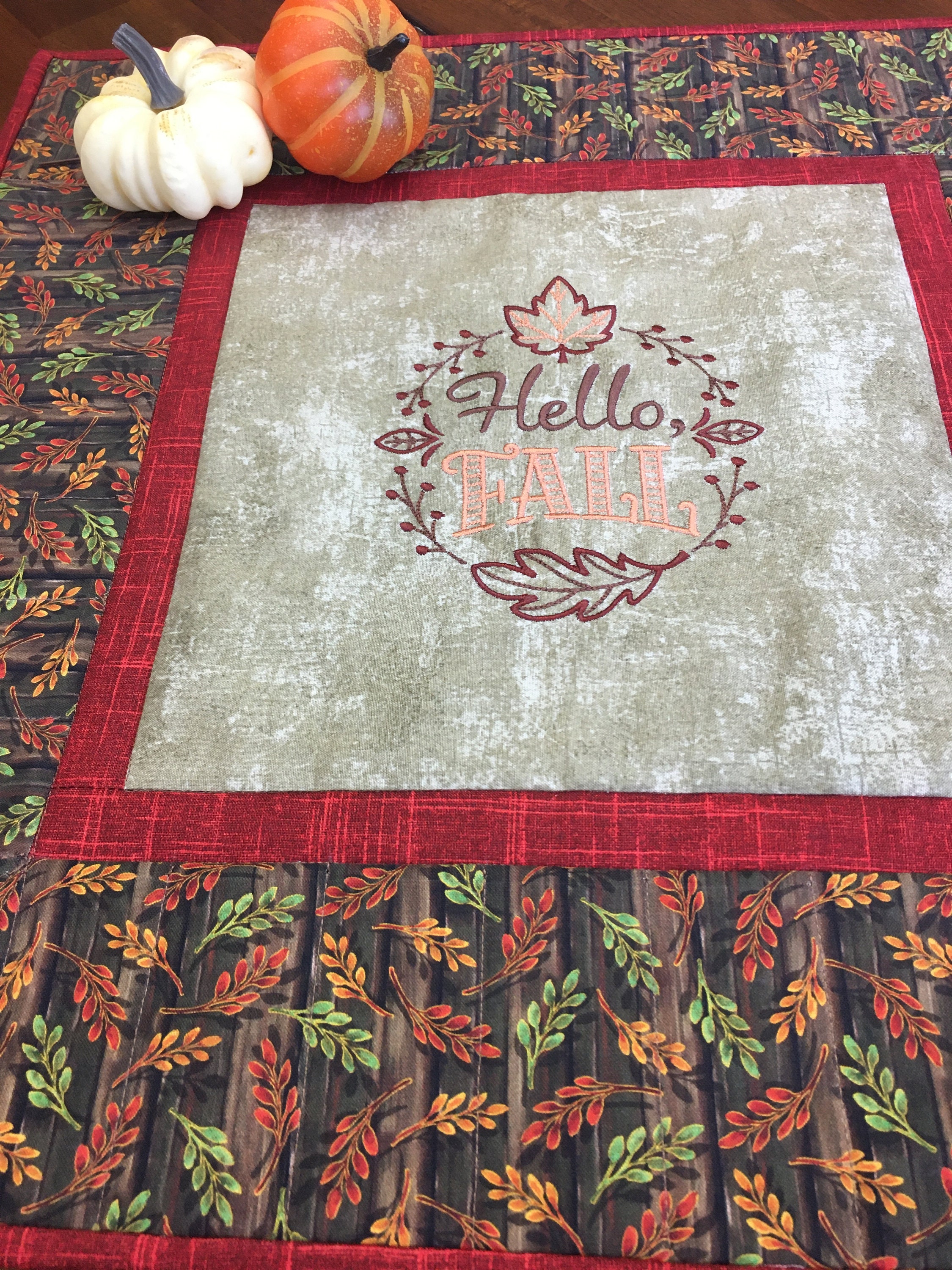 Square Quilted and Embroidered Fall Table Runner, Falling Leaves - Etsy.de