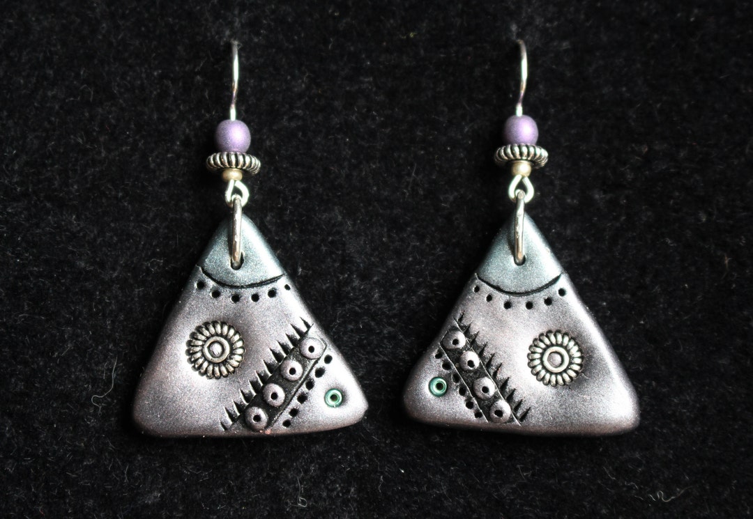 Pendientes triangulares de arcilla polimérica con detalles en polvo de ...
