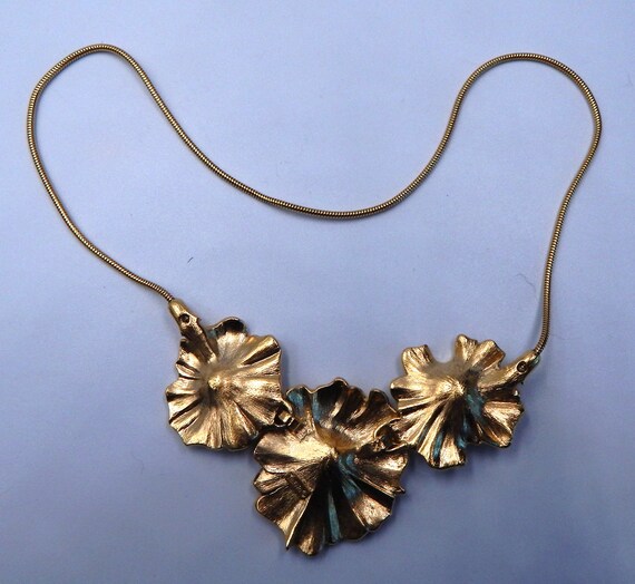 TRIFARI Delicate Flower Necklace - Realistic Details … - Gem