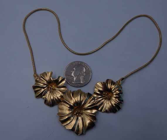 TRIFARI Delicate Flower Necklace - Realistic Details … - Gem