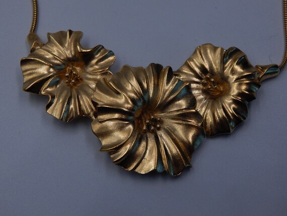 TRIFARI Delicate Flower Necklace - Realistic Details … - Gem