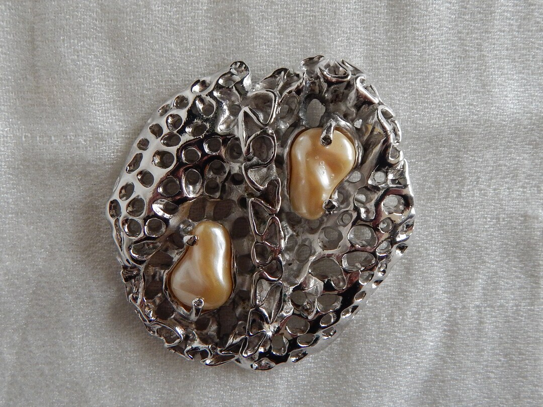 TRIFARI Jonathan Bailey Pearl Pin - Brutalist Style - Etsy