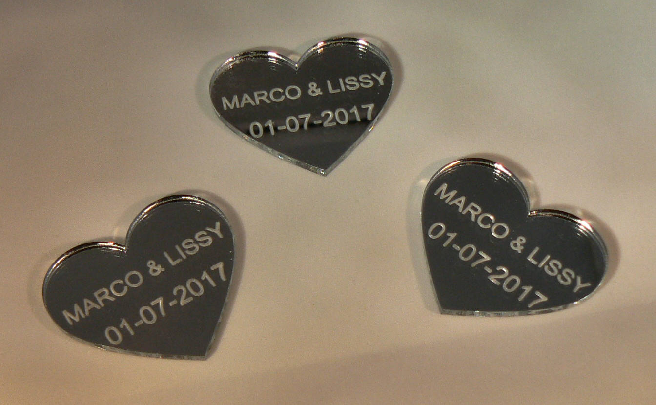 Corazón acrílico cortado con láser de 5 cm grabado con nombres - Etsy ...