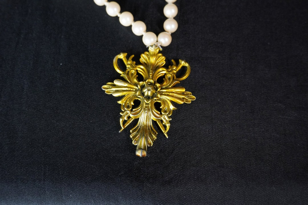 Residen Evil Village Dimitrescu Medallion Replica Game Version Necklace ...