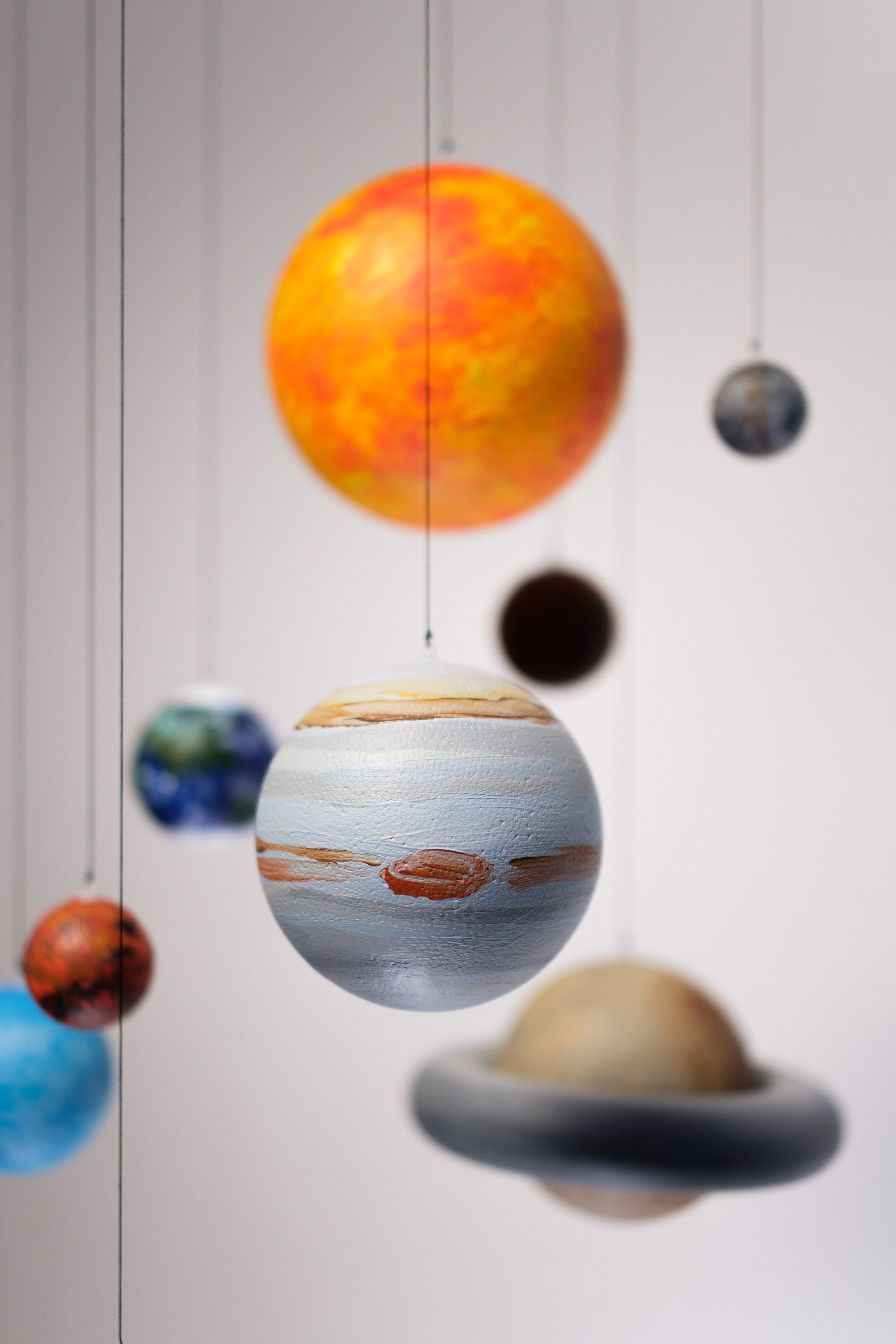 手描きの太陽系モデル吊り下げ、太陽モビール、太陽と惑星の 手描きの太陽系モデル吊り下げ、太陽モビール、太陽と惑星の