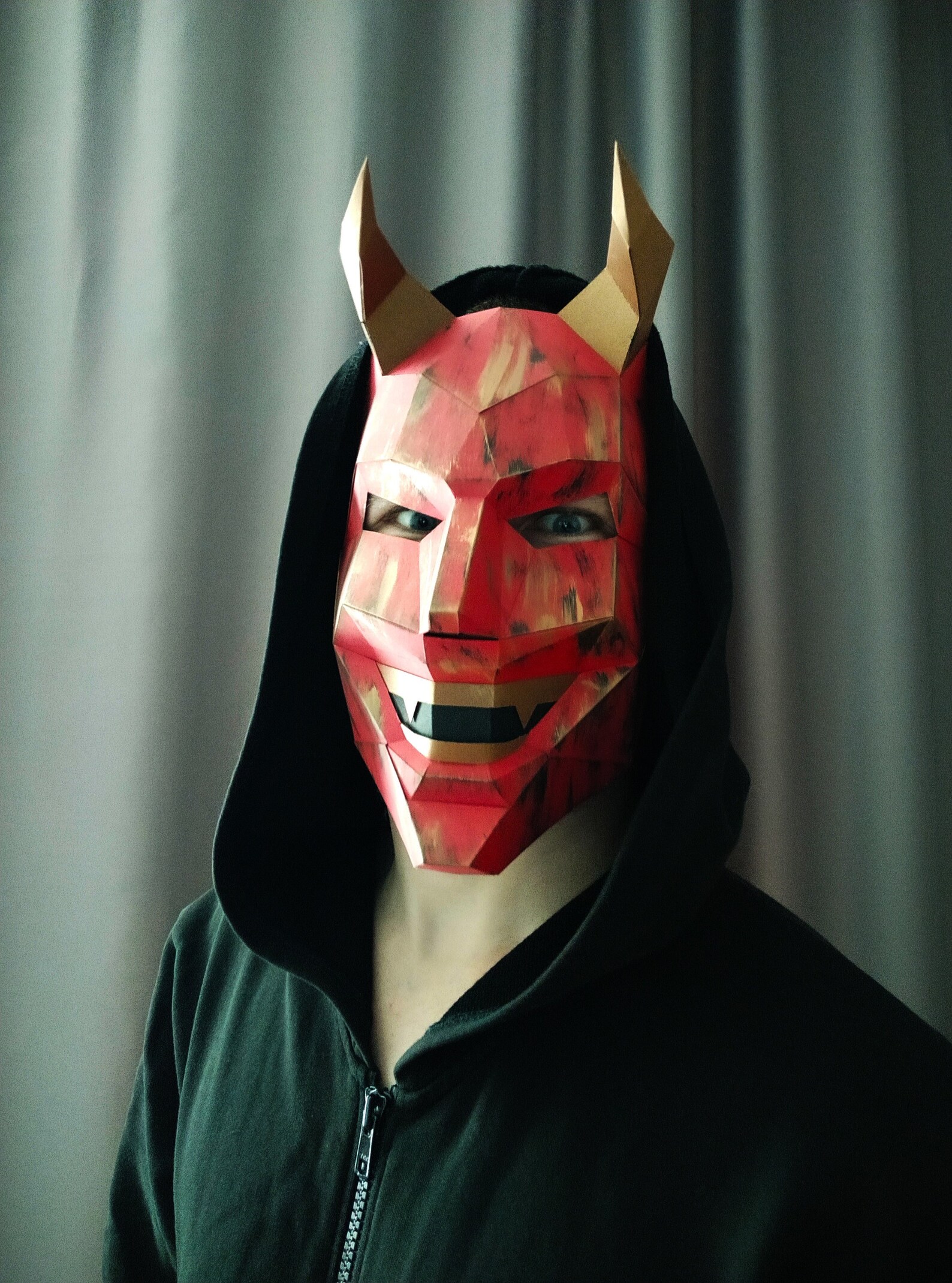 Modèle de masque diable en papier 3D, masque en papier, démon low poly ...