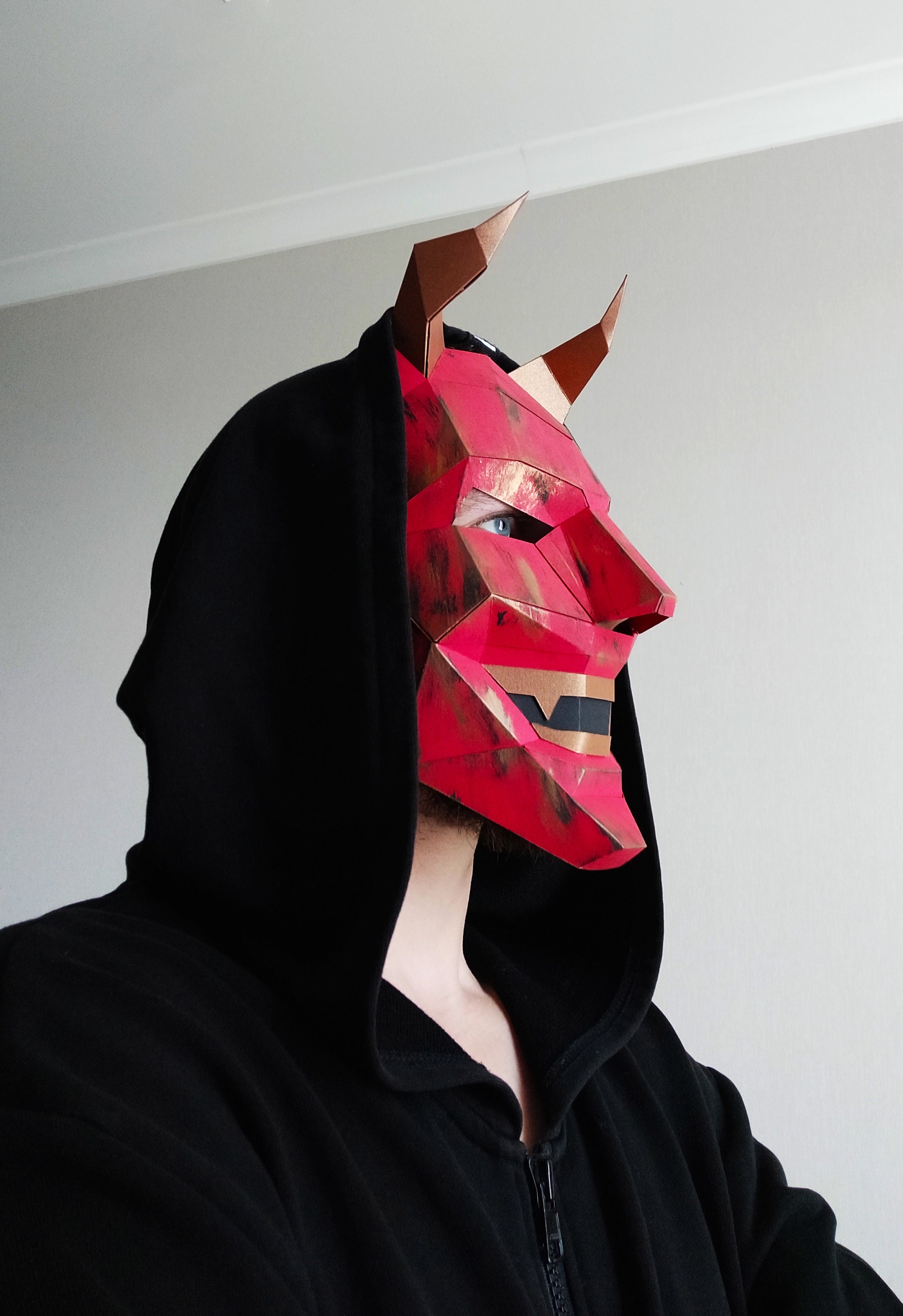 Modèle de masque diable en papier 3D, masque en papier, démon low poly ...