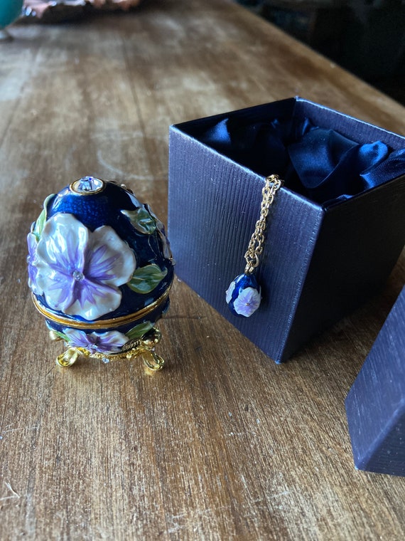 Hinged egg with with - Gem
