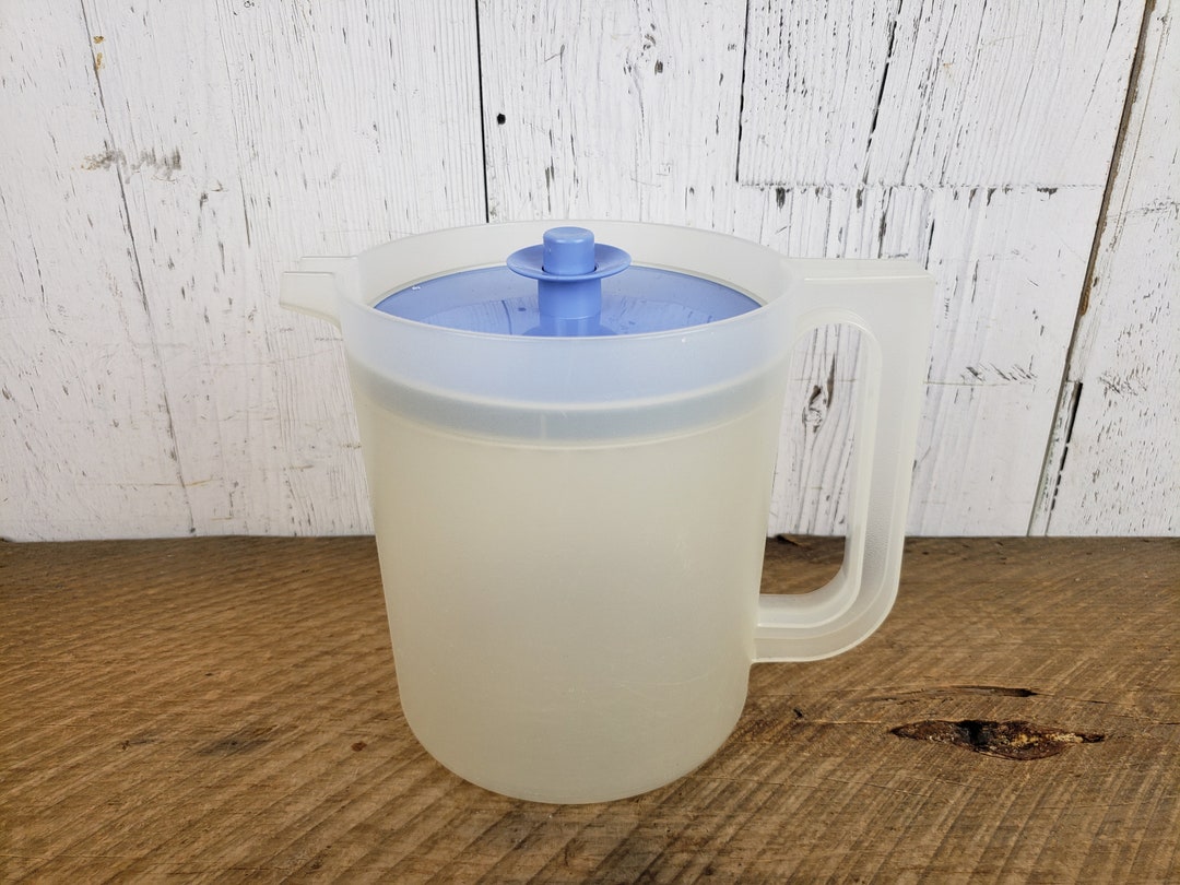 Vintage Tupperware Clear Pitcher W/ Blue Secure Lid Retro Picnic BBQ ...