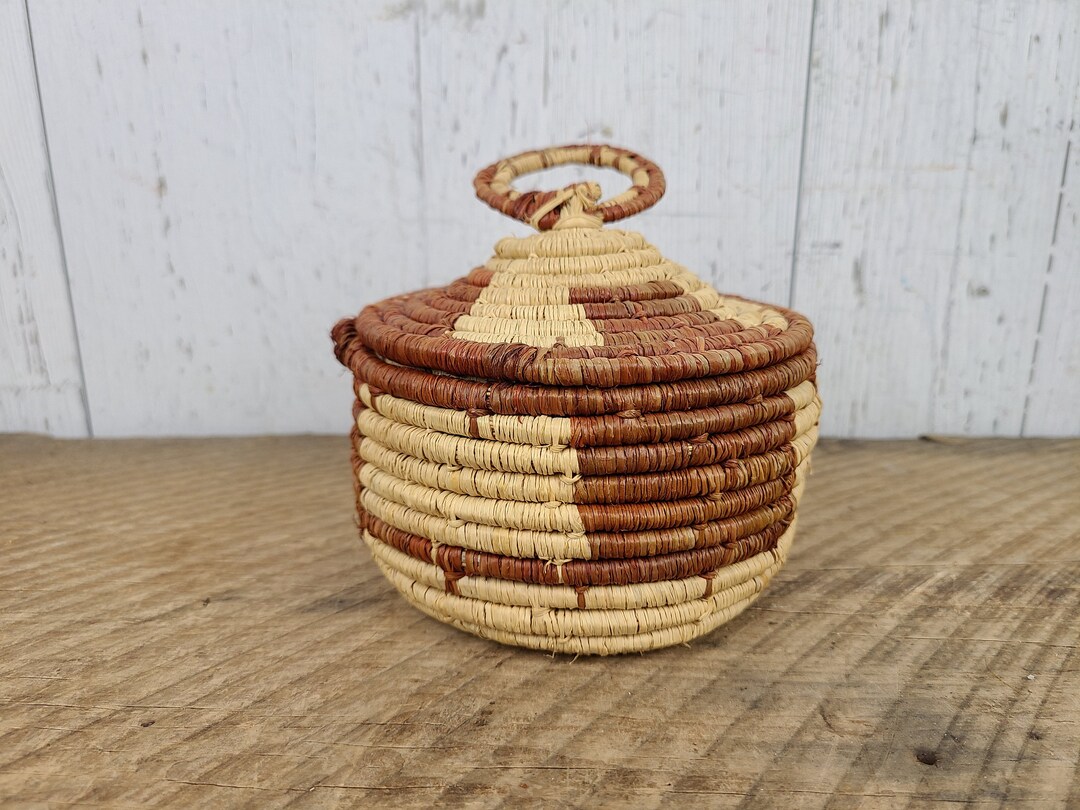 Vintage Straw Wicker Trinket Box W/ Lid Round Hidden Treasure Basket ...
