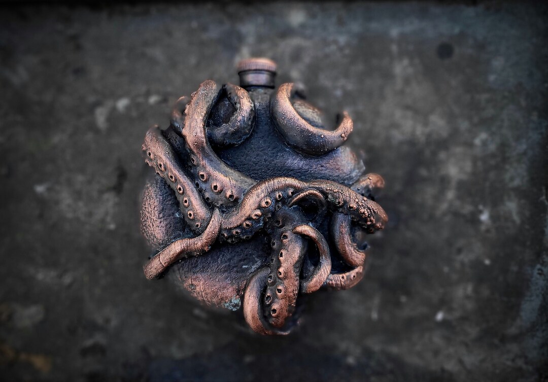 Cthulhu Idol Lovecraft Octopus Tentacles Whiskey Hip Flask for Dark Art ...