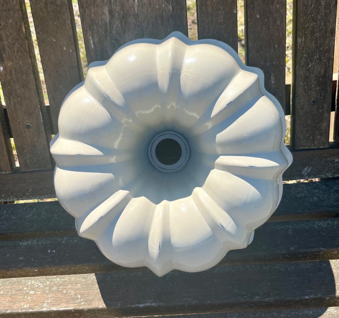 Vintage Fluted Bundt Pan Aluminum Metal Mold Form - Beige Exterior ...
