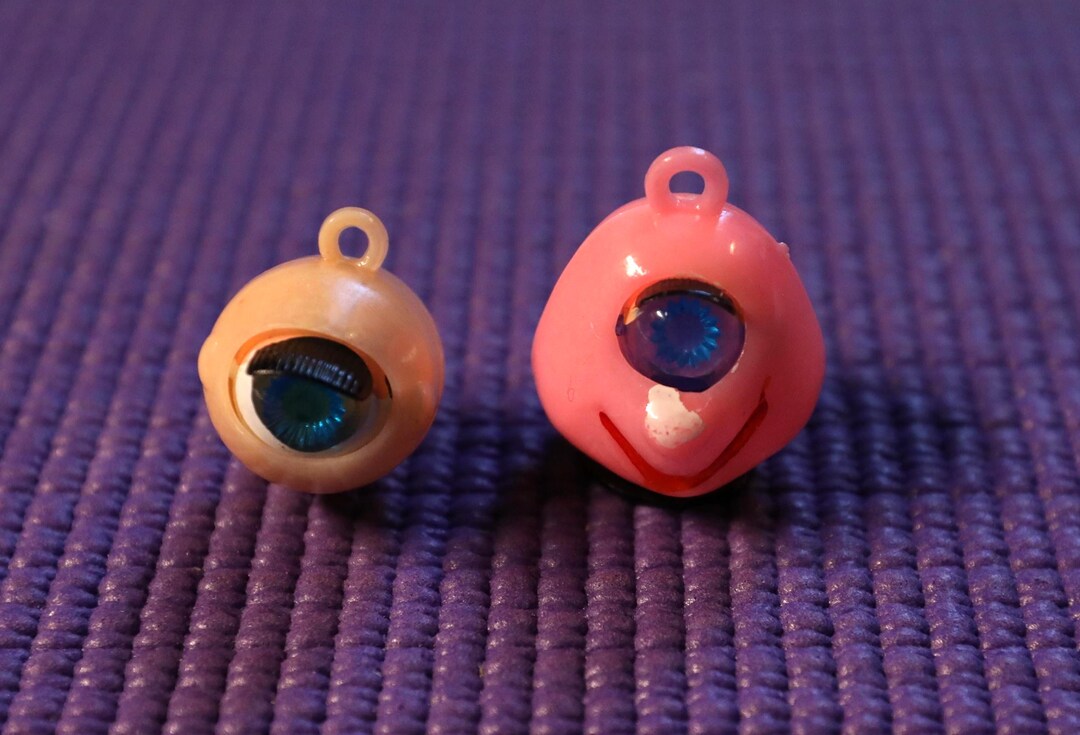 Blinking Eye Cyclops Monster 2 Cracker Jack Charm Plastic Gumball ...